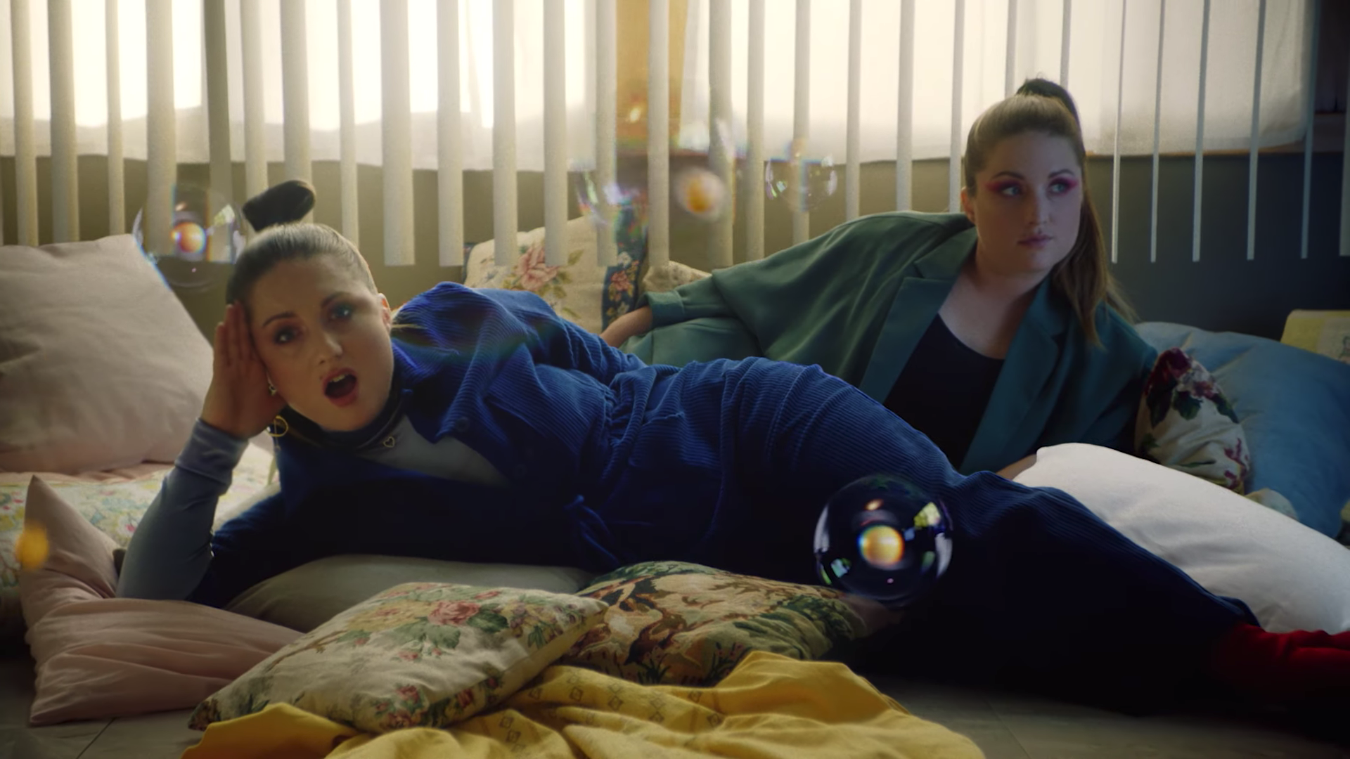 Fanny Bloom danse sa vie dans le vidéoclip de «Nos cœurs» | URBANIA